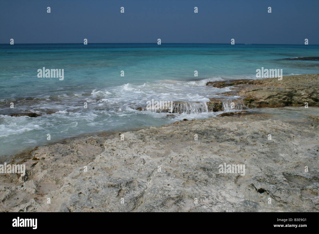 Waves along the Great Abaco Barrier Reef, Atlantic ocean, Great Guana ...
