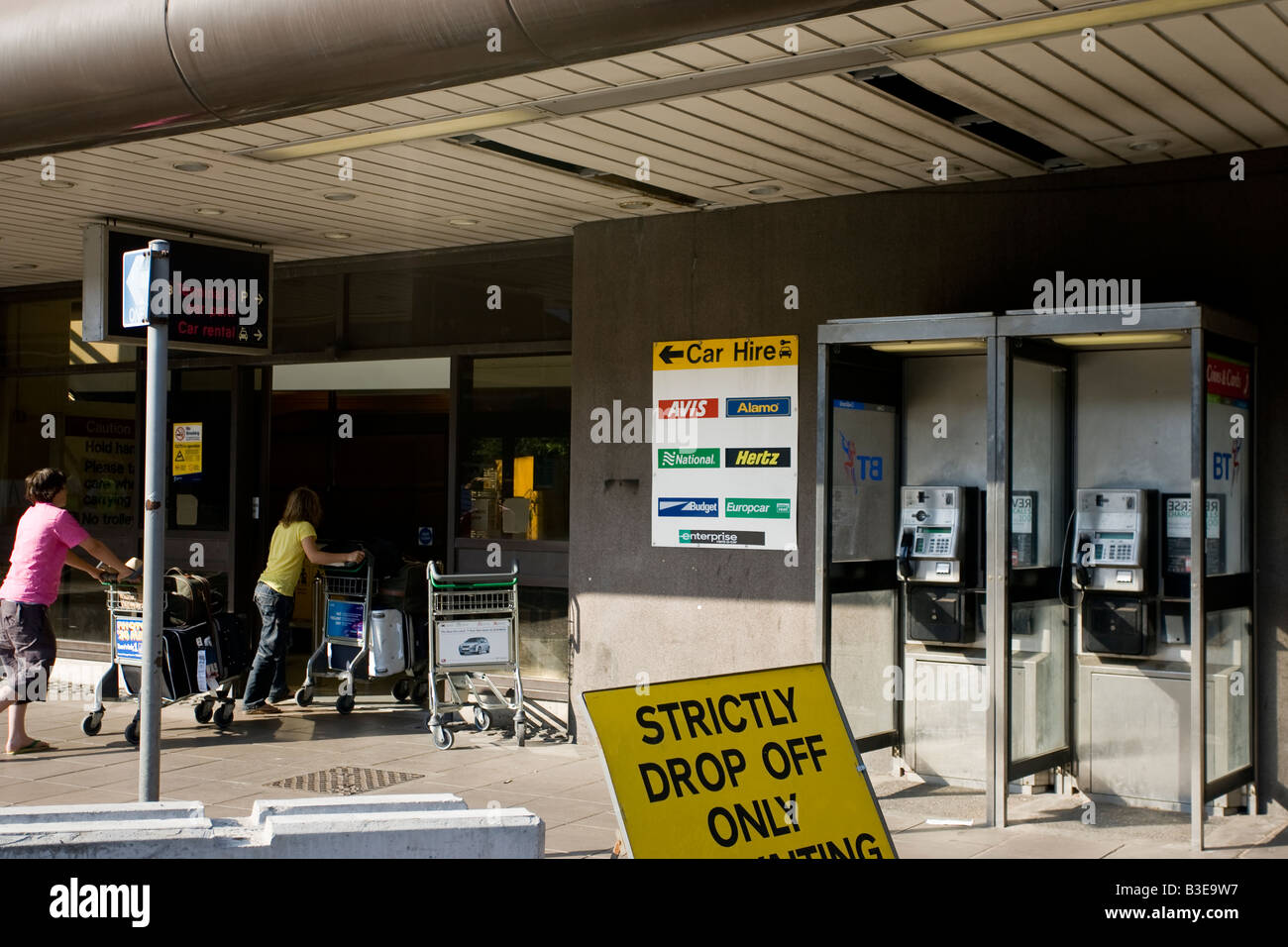 Manchester Airport Terminal 3 entrance arrivals Stock Photo - Alamy