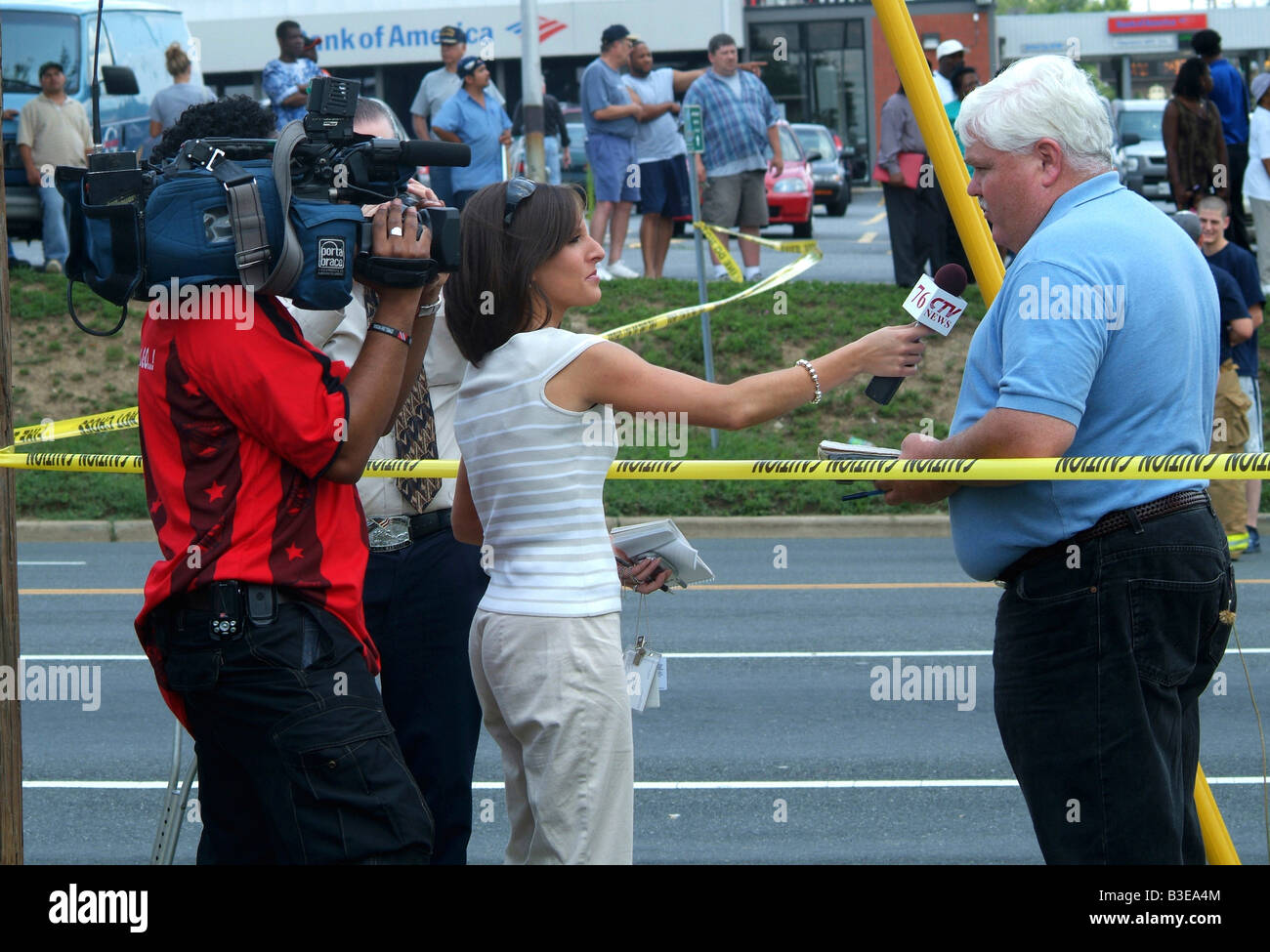 man gets interviewed by a news reporter Stock Photo - Alamy