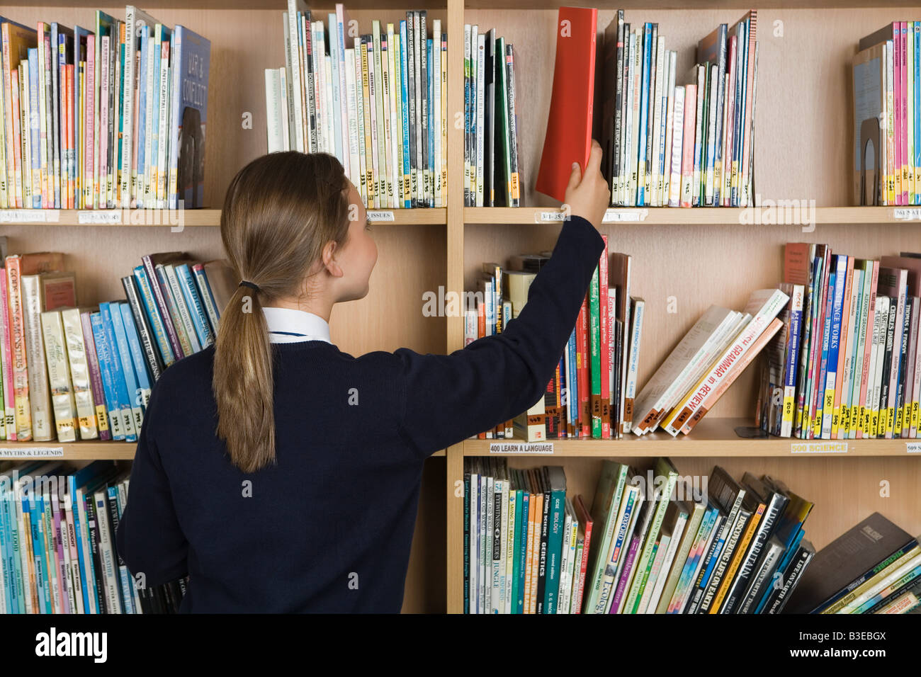 Girl in library hi-res stock photography and images - Alamy