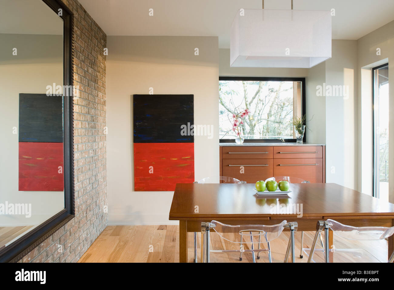 Reflective room hi-res stock photography and images - Alamy