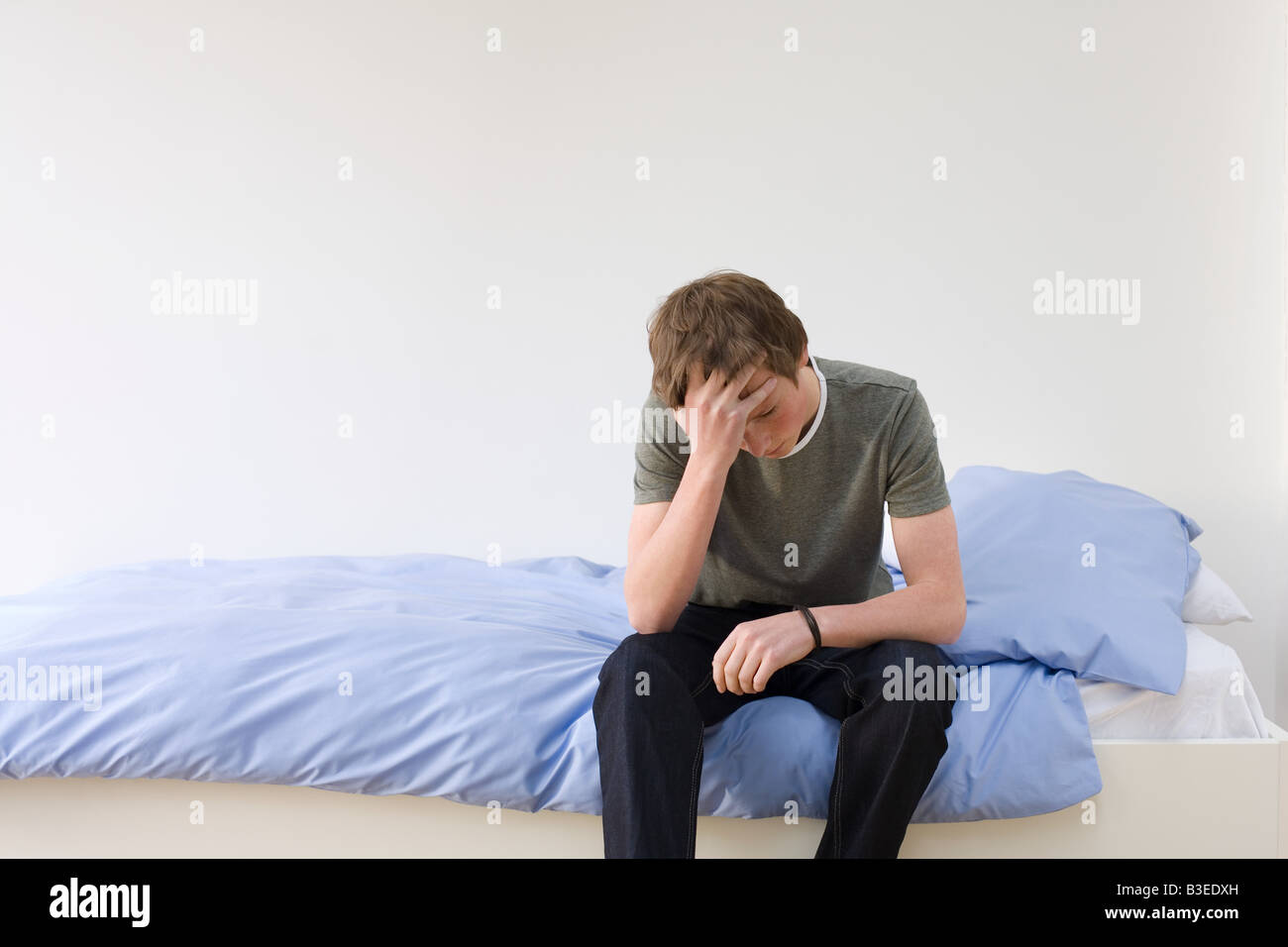 A teenage boy crying Stock Photo - Alamy