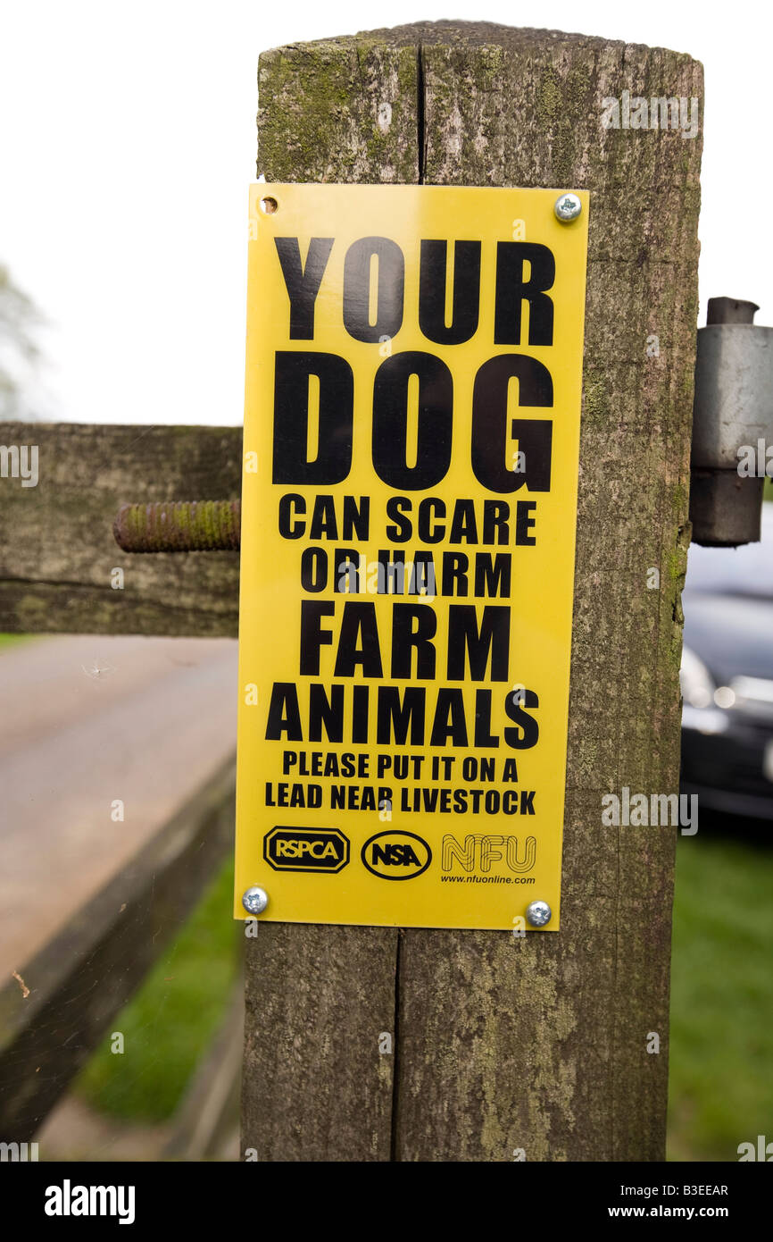 Scare sign farm fence hi-res stock photography and images - Alamy
