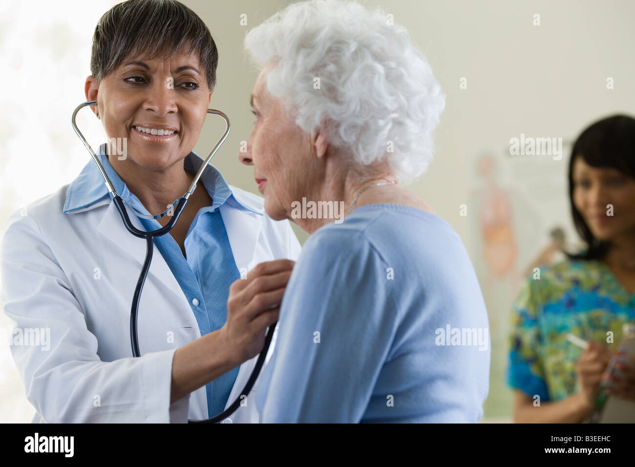Doctor examining a patient hi-res stock photography and images - Alamy