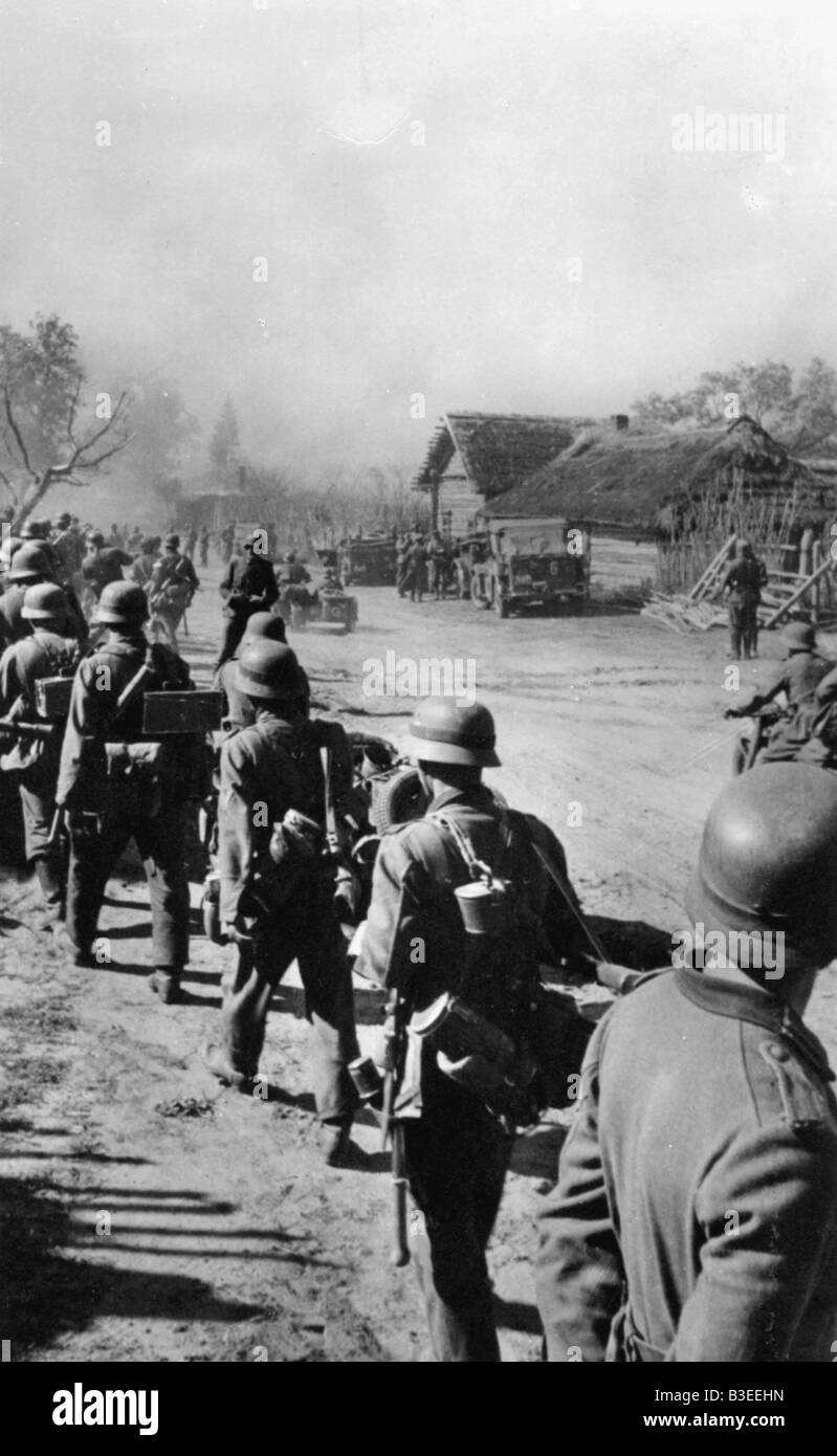 Raiding patrol storms village / c.1941 Stock Photo - Alamy