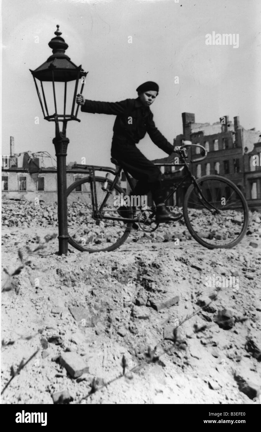 Rubble ruins second world war hi-res stock photography and images - Alamy