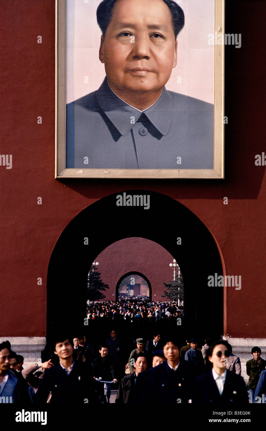 Mao portrait china crowd hi-res stock photography and images - Alamy