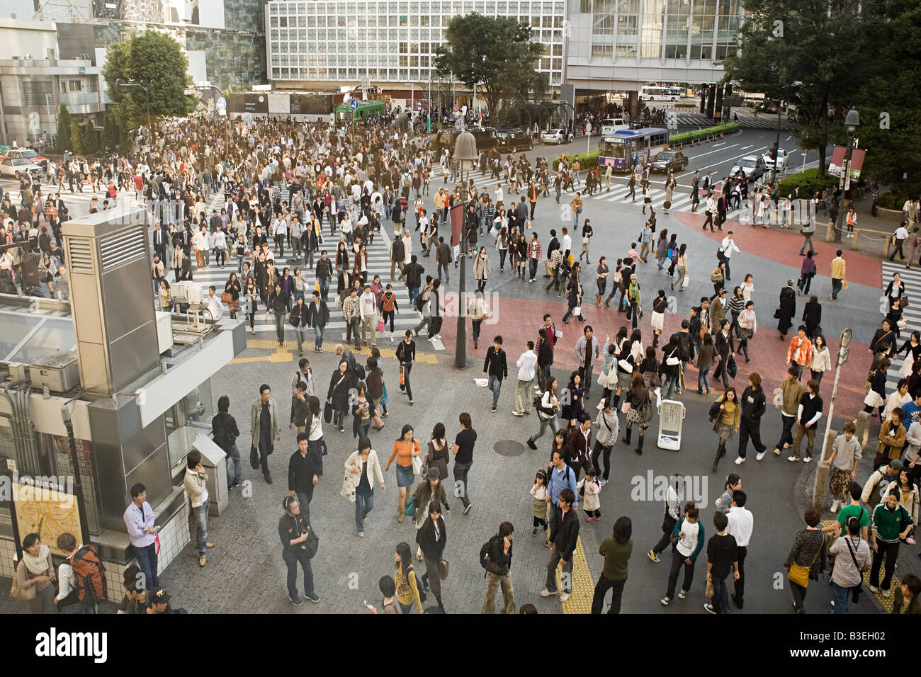 Tokyo people crossing road hi-res stock photography and images - Alamy