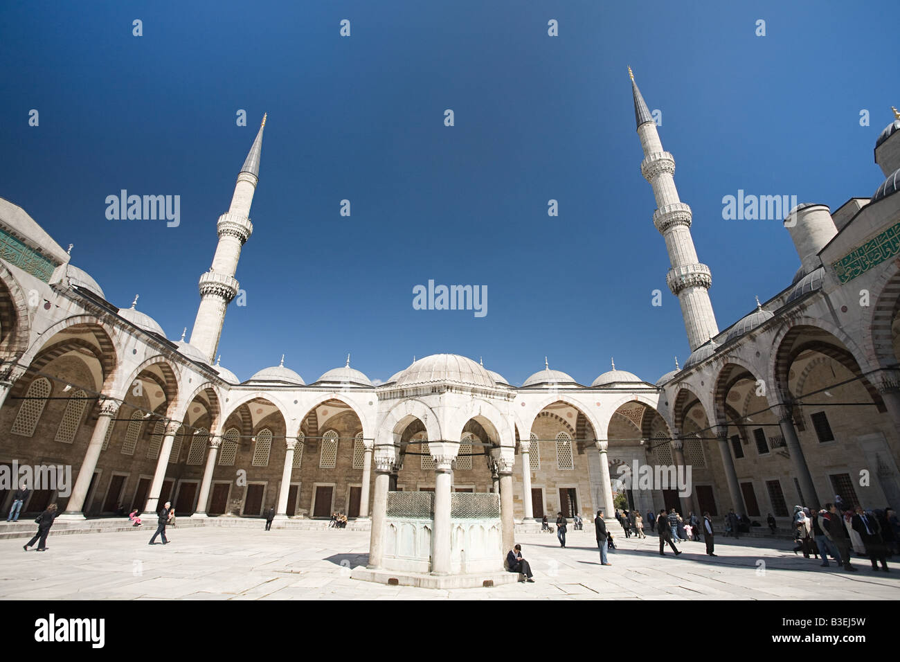 Blue mosque courtyard hi-res stock photography and images - Alamy