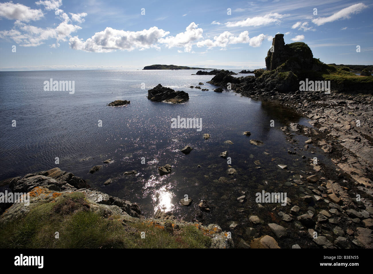 Dunyvaig castle lagavulin bay hi-res stock photography and images - Alamy