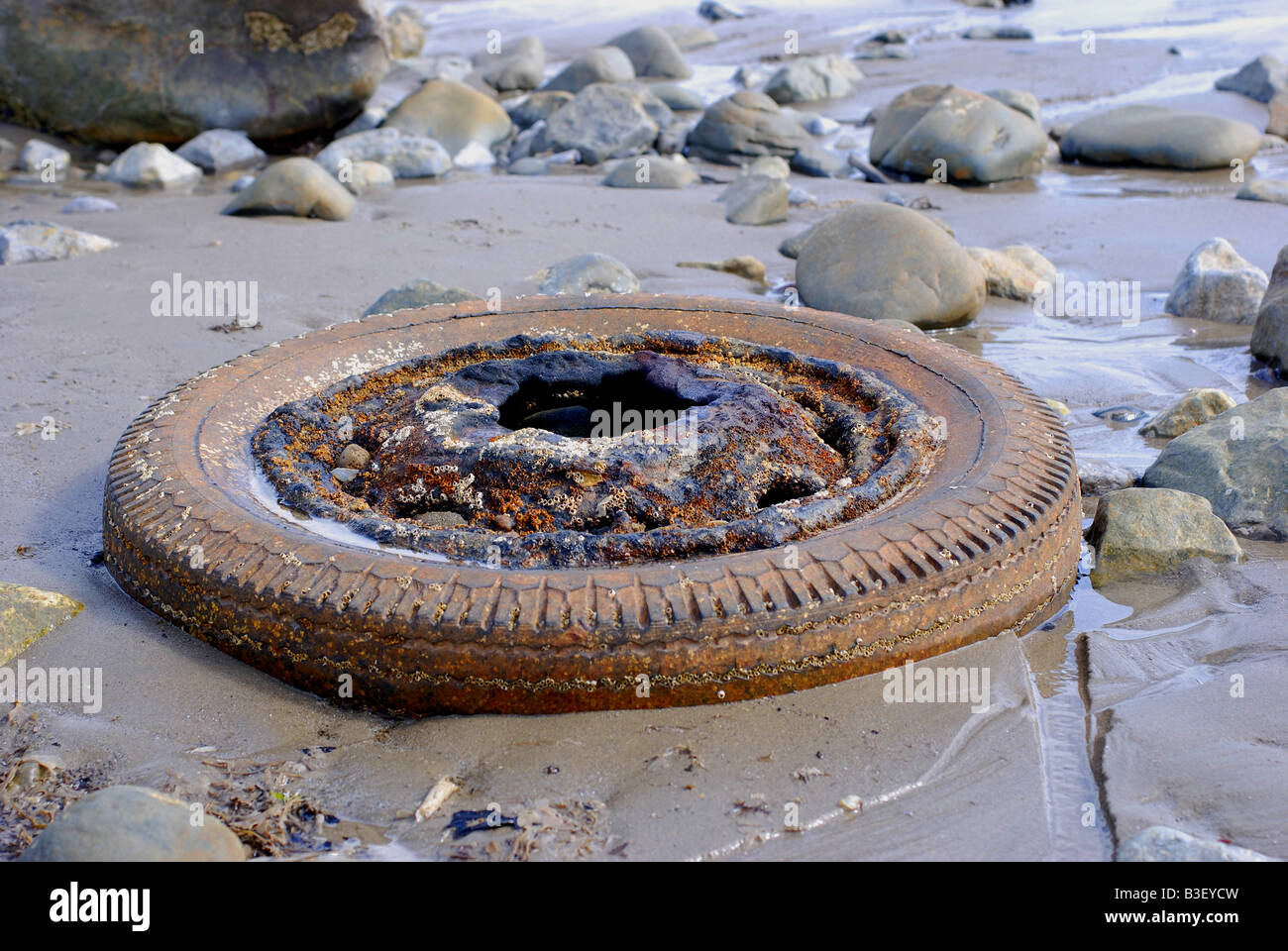Rusty wagon wheel Stock Photo - Alamy