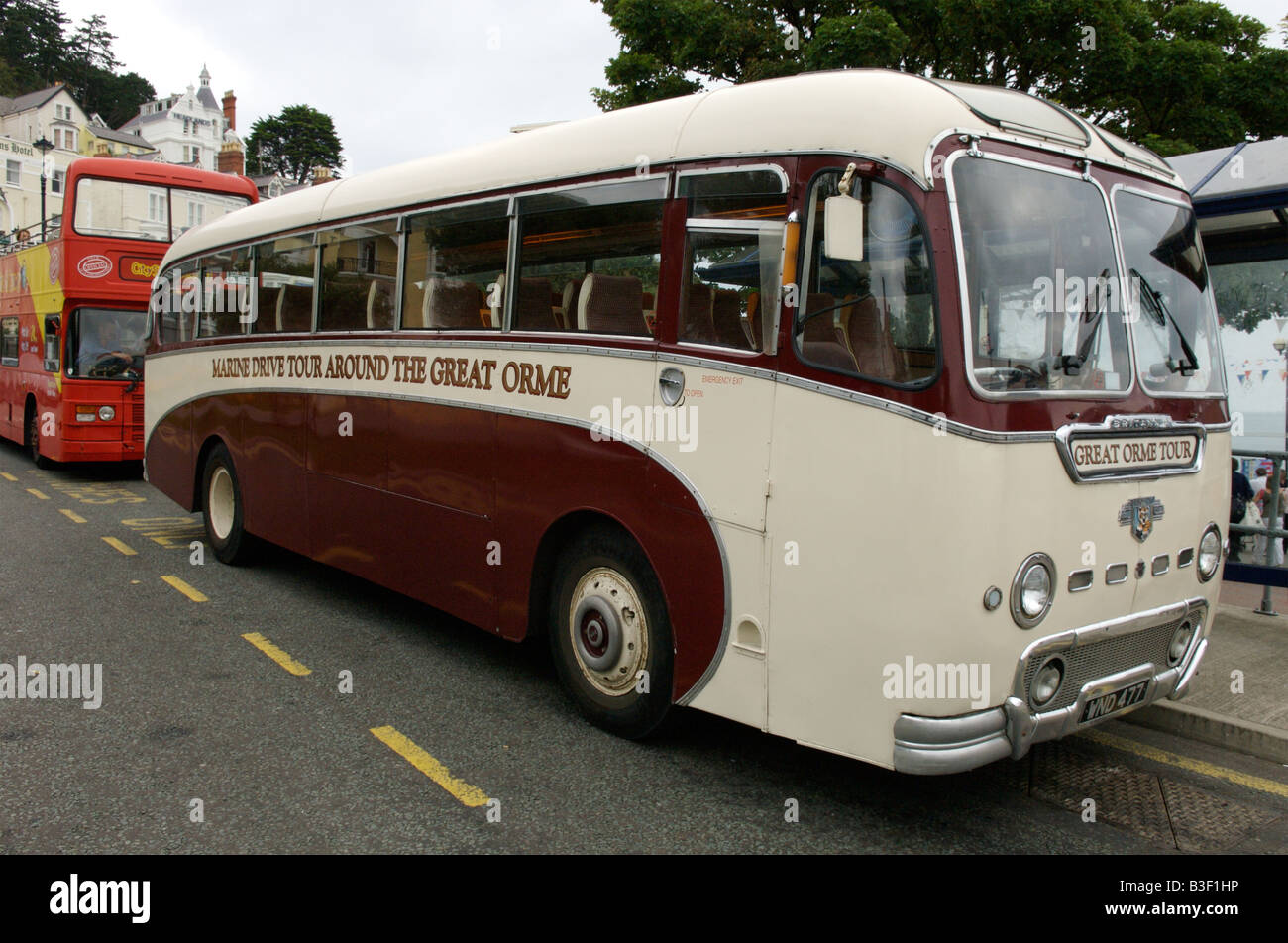 Old fashioned buses hi-res stock photography and images - Alamy