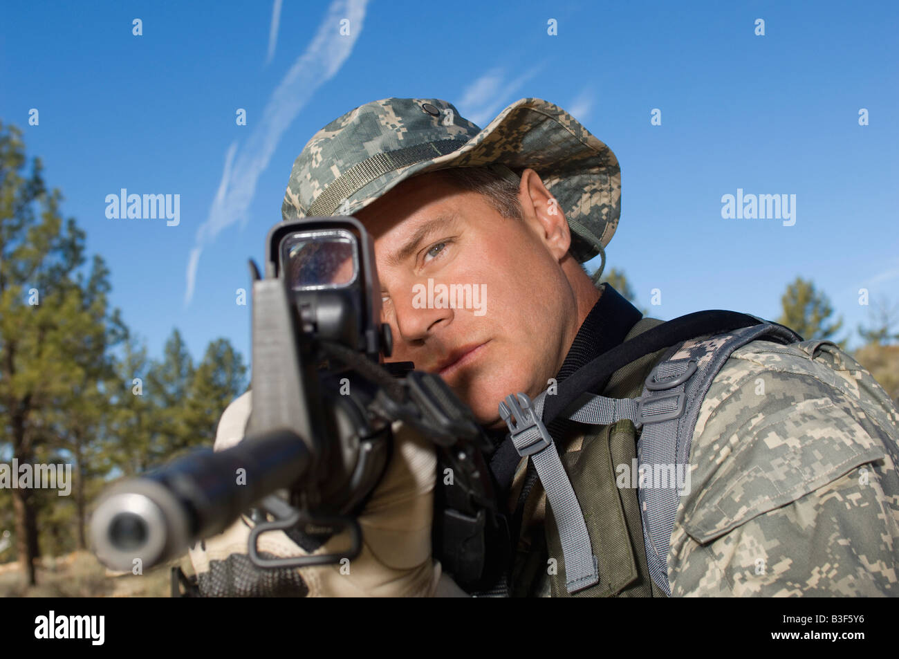 Soldier aiming machine guns, close-up Stock Photo - Alamy