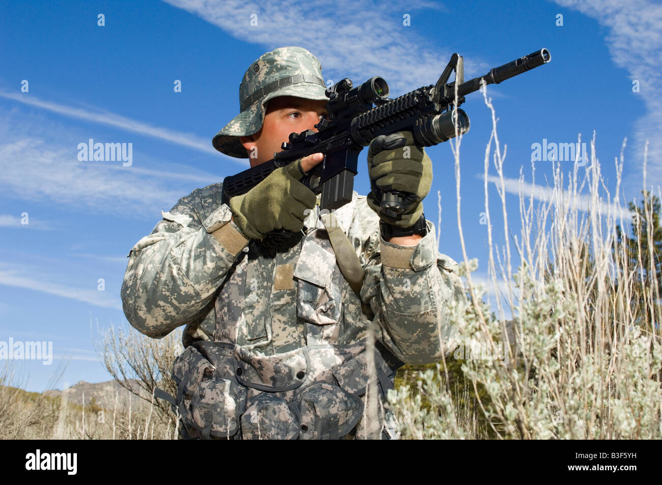 Soldier aiming machine gun Stock Photo - Alamy