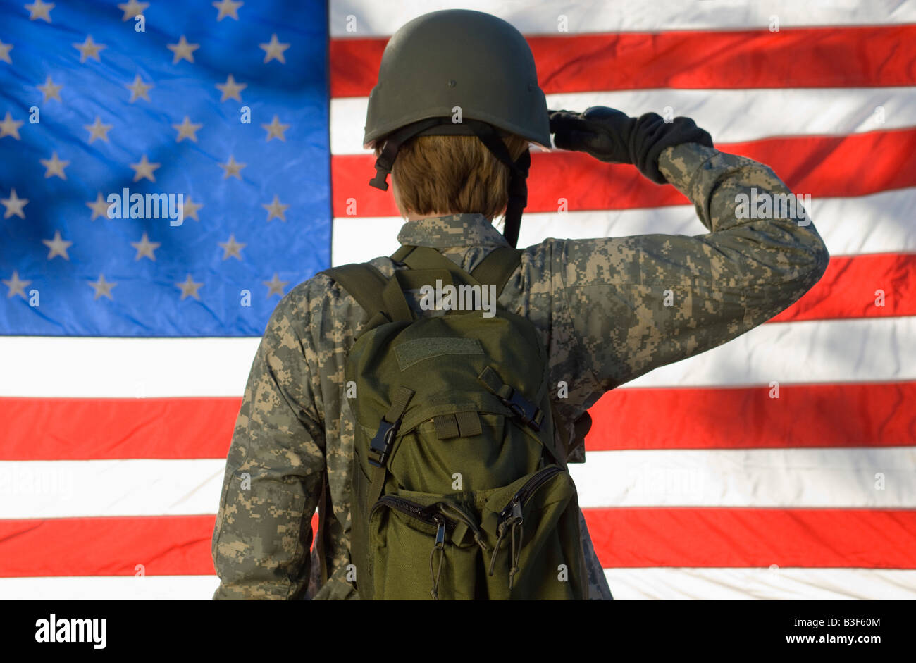 Soldier saluting flag hi-res stock photography and images - Alamy