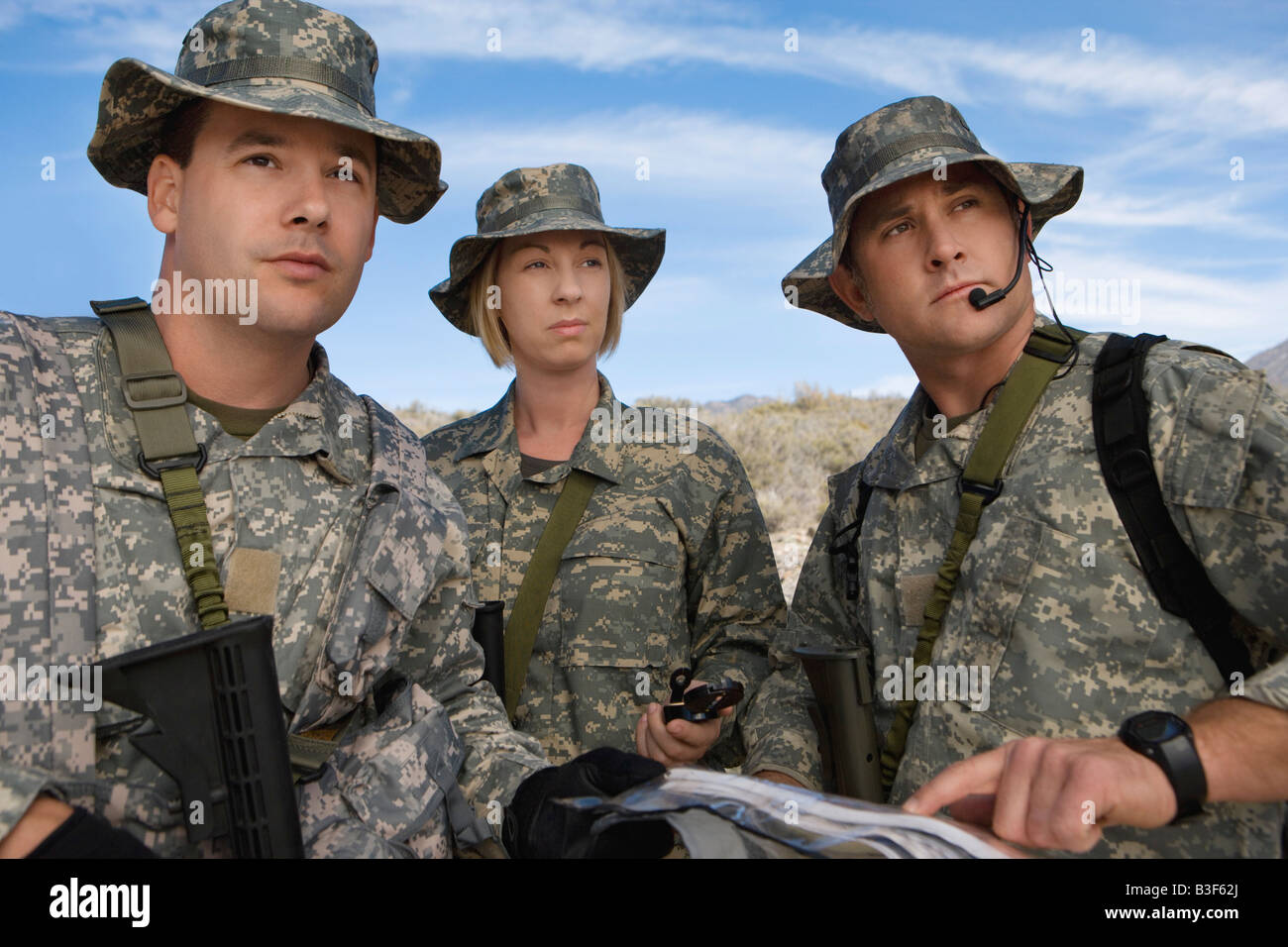 Soldiers in field looking at map Stock Photo - Alamy