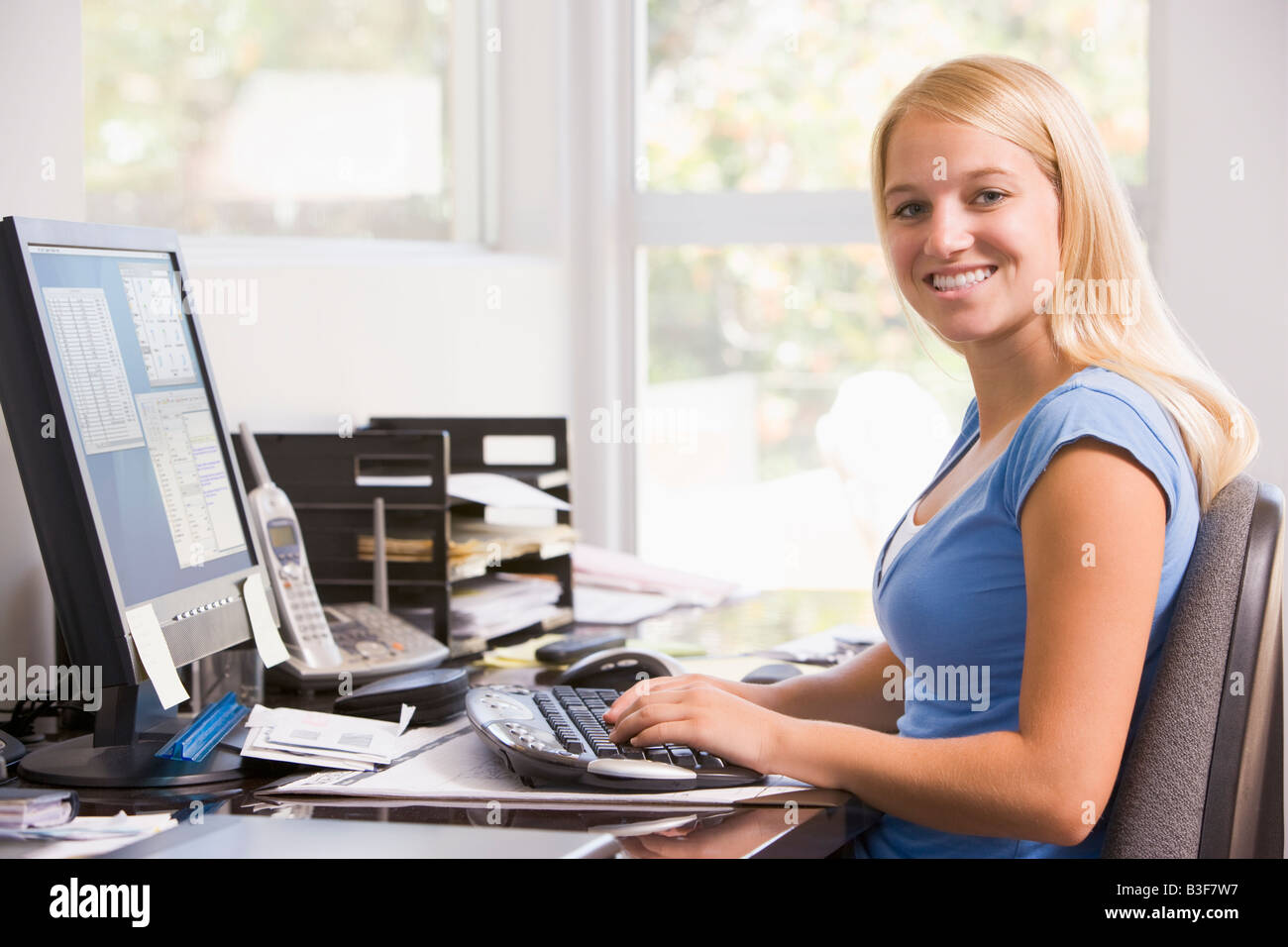 Woman on desk computer hi-res stock photography and images - Alamy