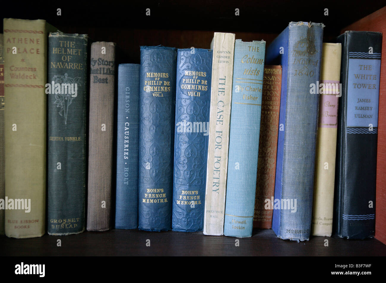 Hardcover books library shelf Stock Photo - Alamy