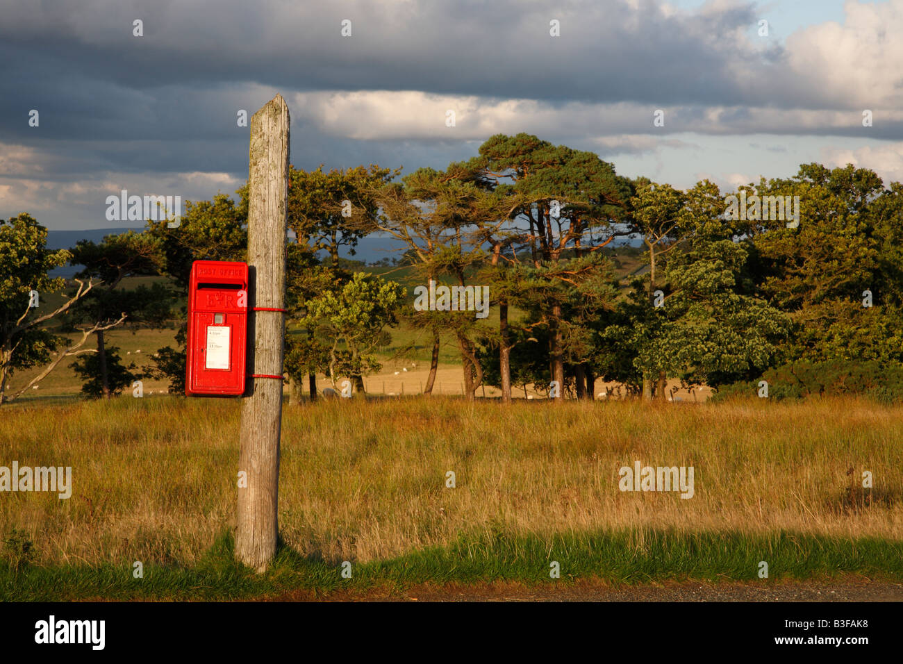 Royal mail post box hi-res stock photography and images - Alamy
