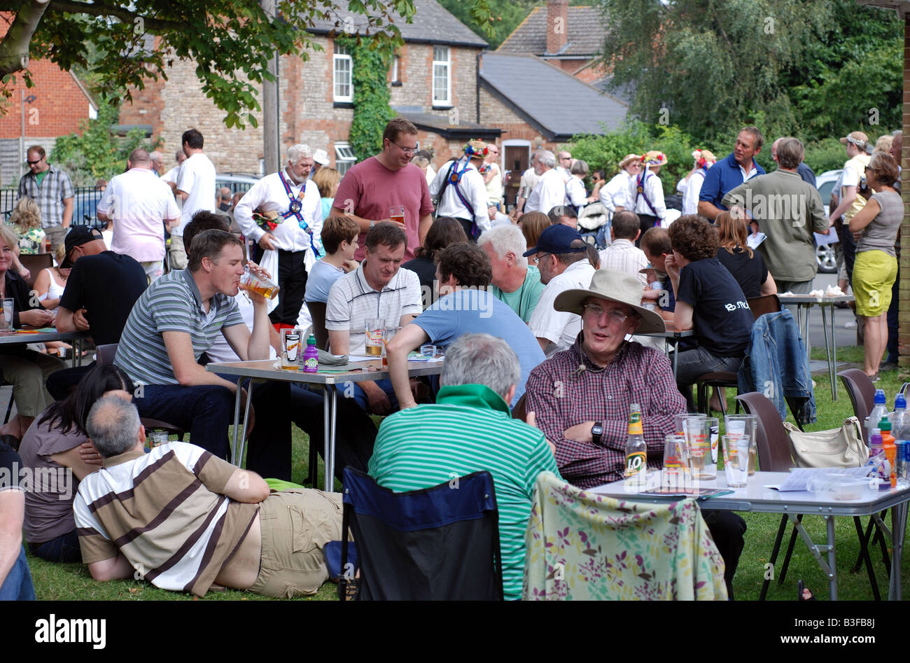 People drinking harbury hi-res stock photography and images - Alamy