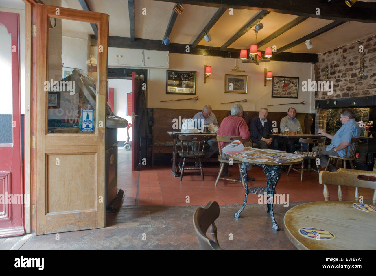 Old men pub hi-res stock photography and images - Alamy