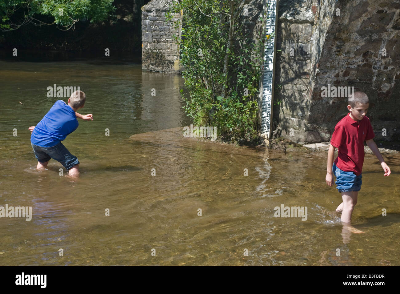 Stones skimming hi-res stock photography and images - Alamy