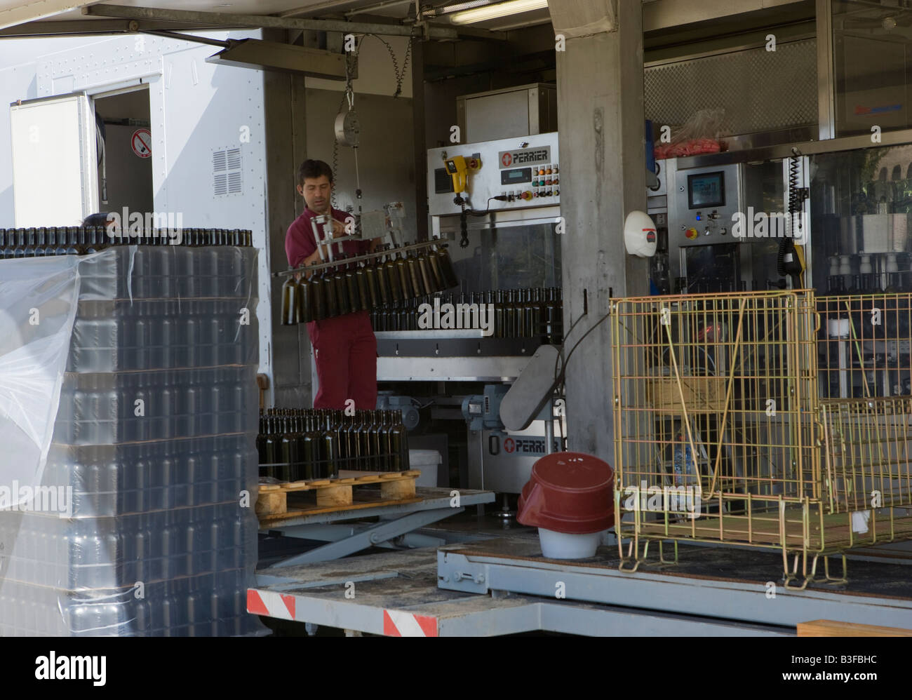 bottling bottle wine industry technic machine Stock Photo - Alamy