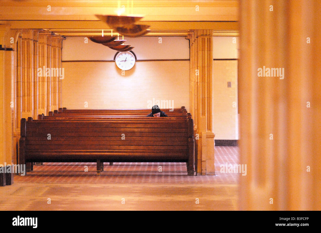 Train in a station hi-res stock photography and images - Alamy