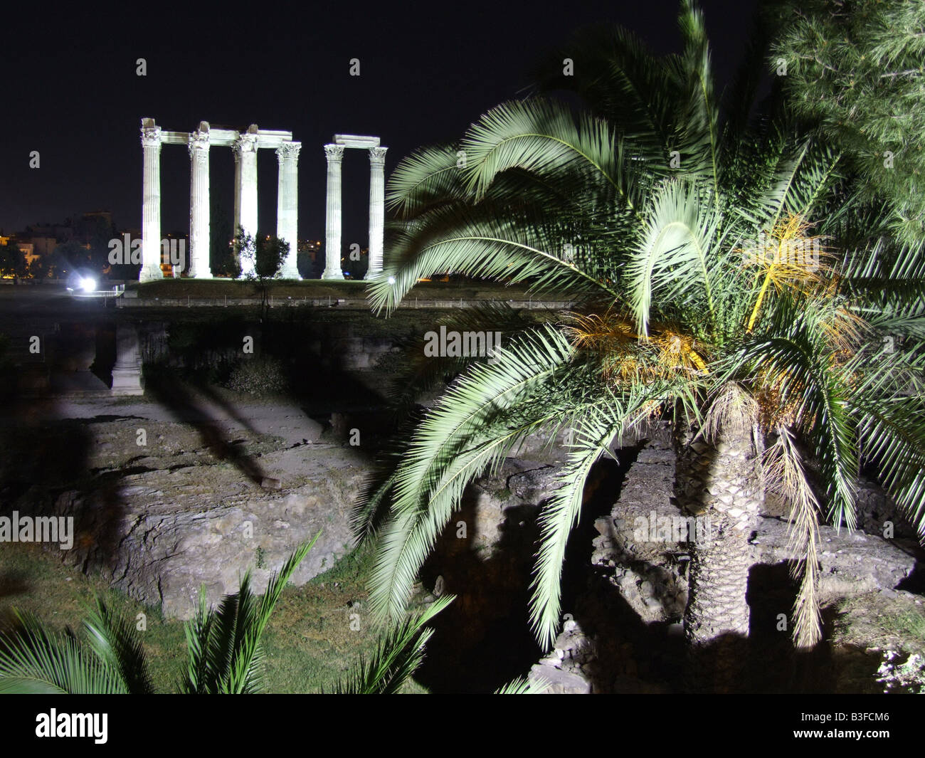 Temple of Olympian Zeus at night, Athens, Greece Stock Photo - Alamy