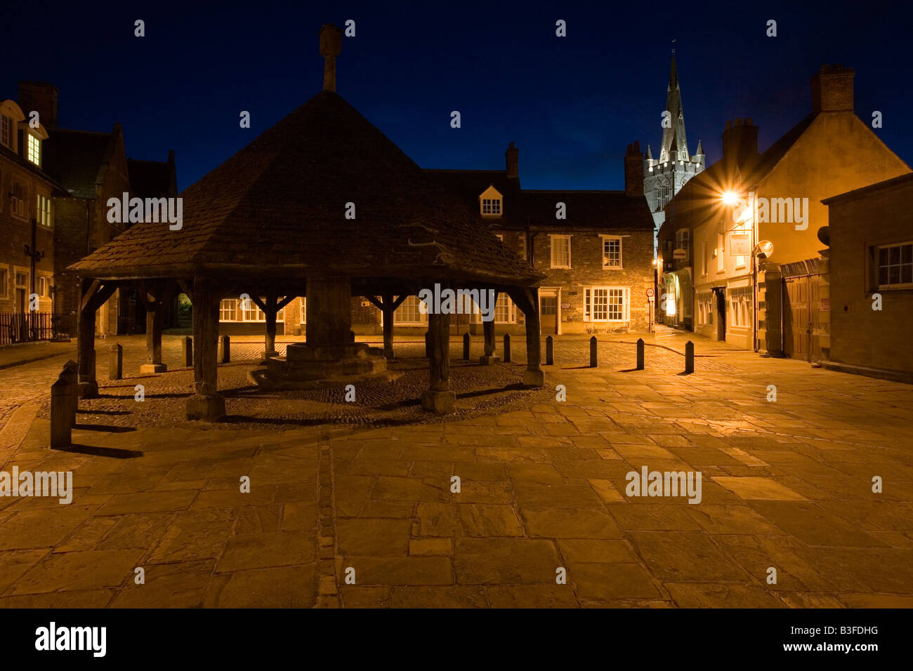 Butter Cross in Market Place Oakham at night Stock Photo - Alamy