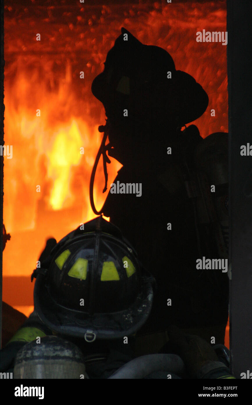Firemen putting out house fire hi-res stock photography and images - Alamy