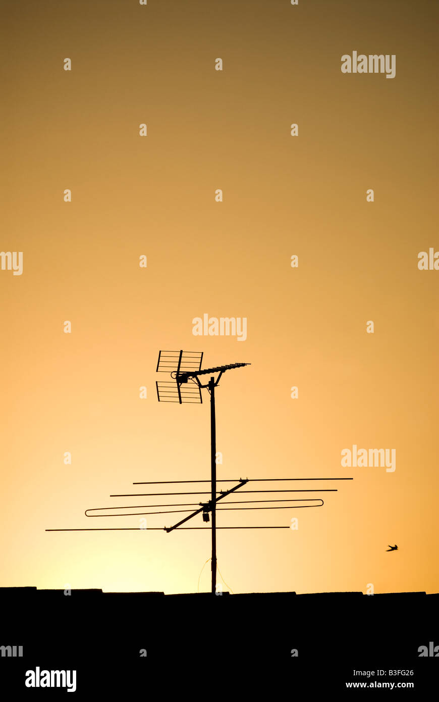 Old Tv antenna on a rooftop Stock Photo - Alamy