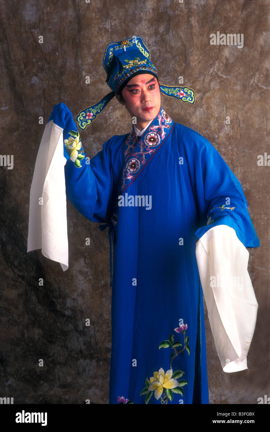 Male Chinese traditional dancer Stock Photo - Alamy