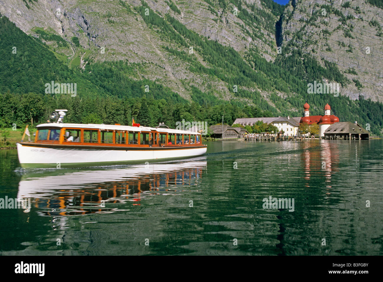 Boat in front of St Bartholomae at the Kings Lake Koenigssee Stock ...