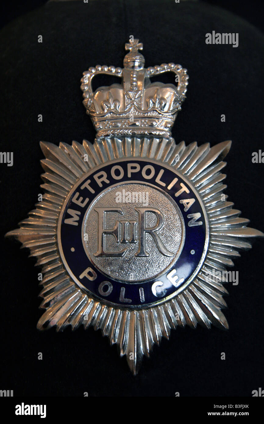 Helmet badge of the London Metropolitan Police Stock Photo - Alamy