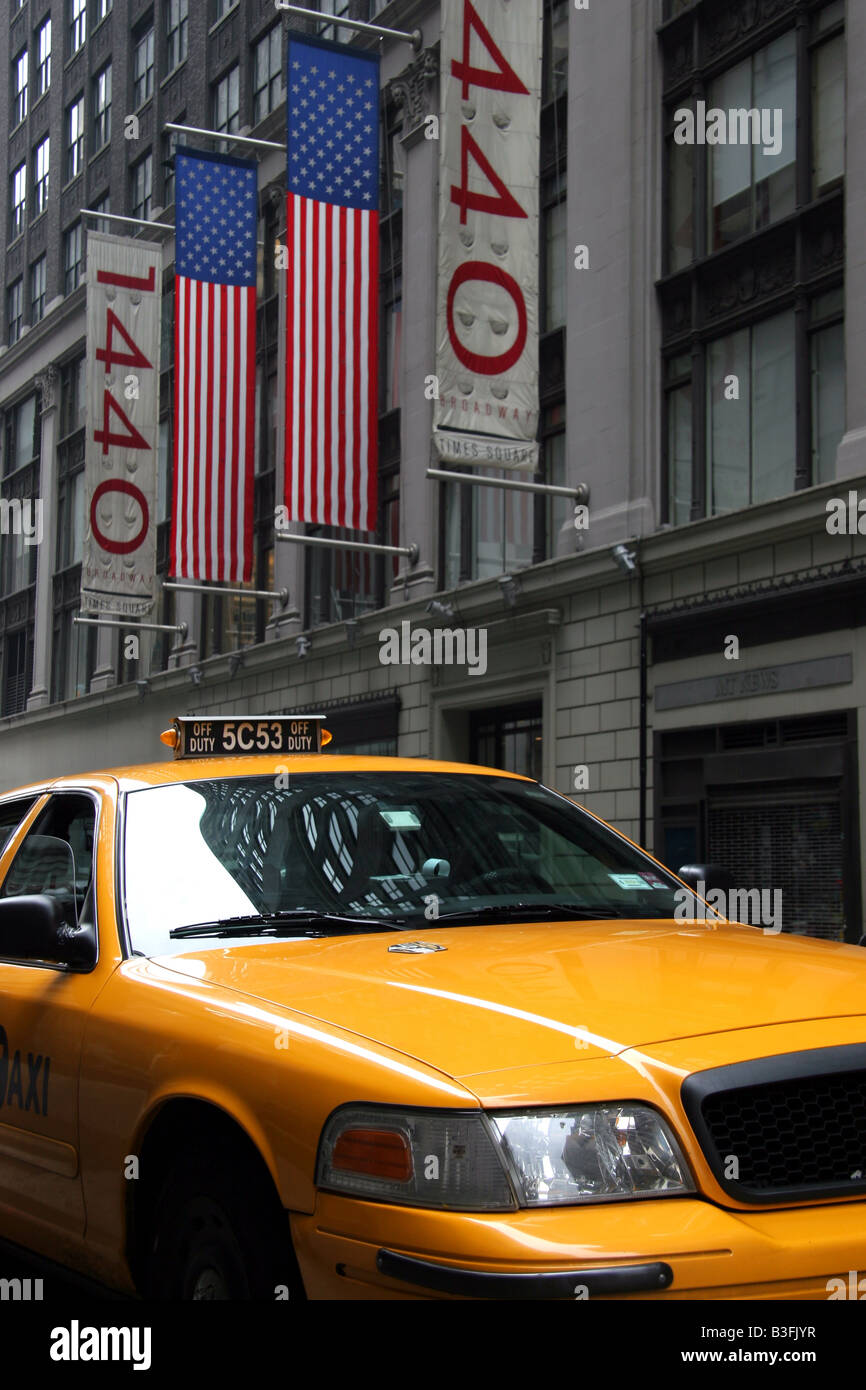 Yellow taxi cab in manhattan hi-res stock photography and images - Alamy