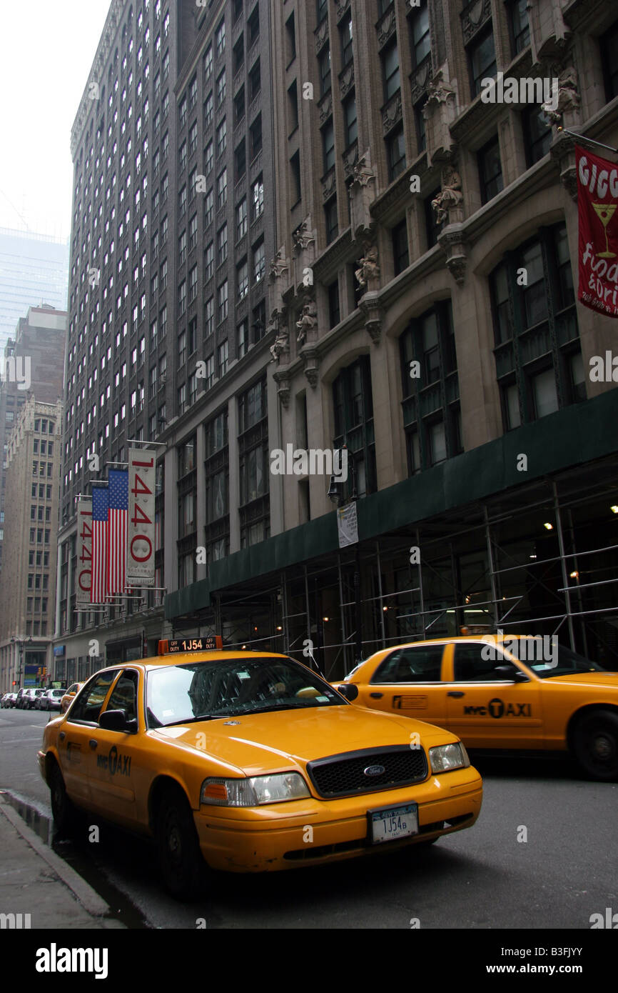 Yellow cabs in manhattan new york hi-res stock photography and images ...