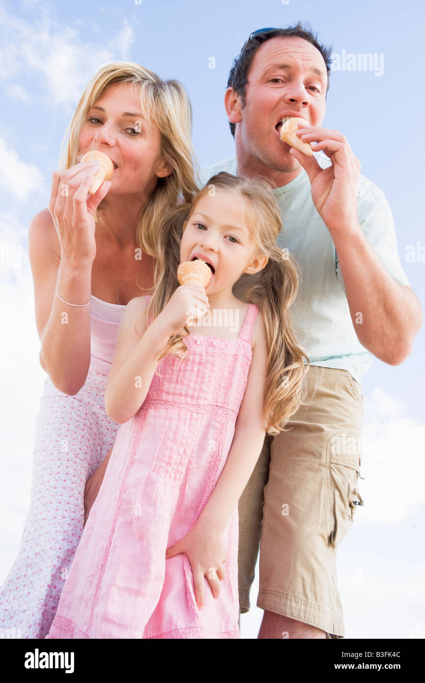 Family eating ice cream beach hi-res stock photography and images - Alamy