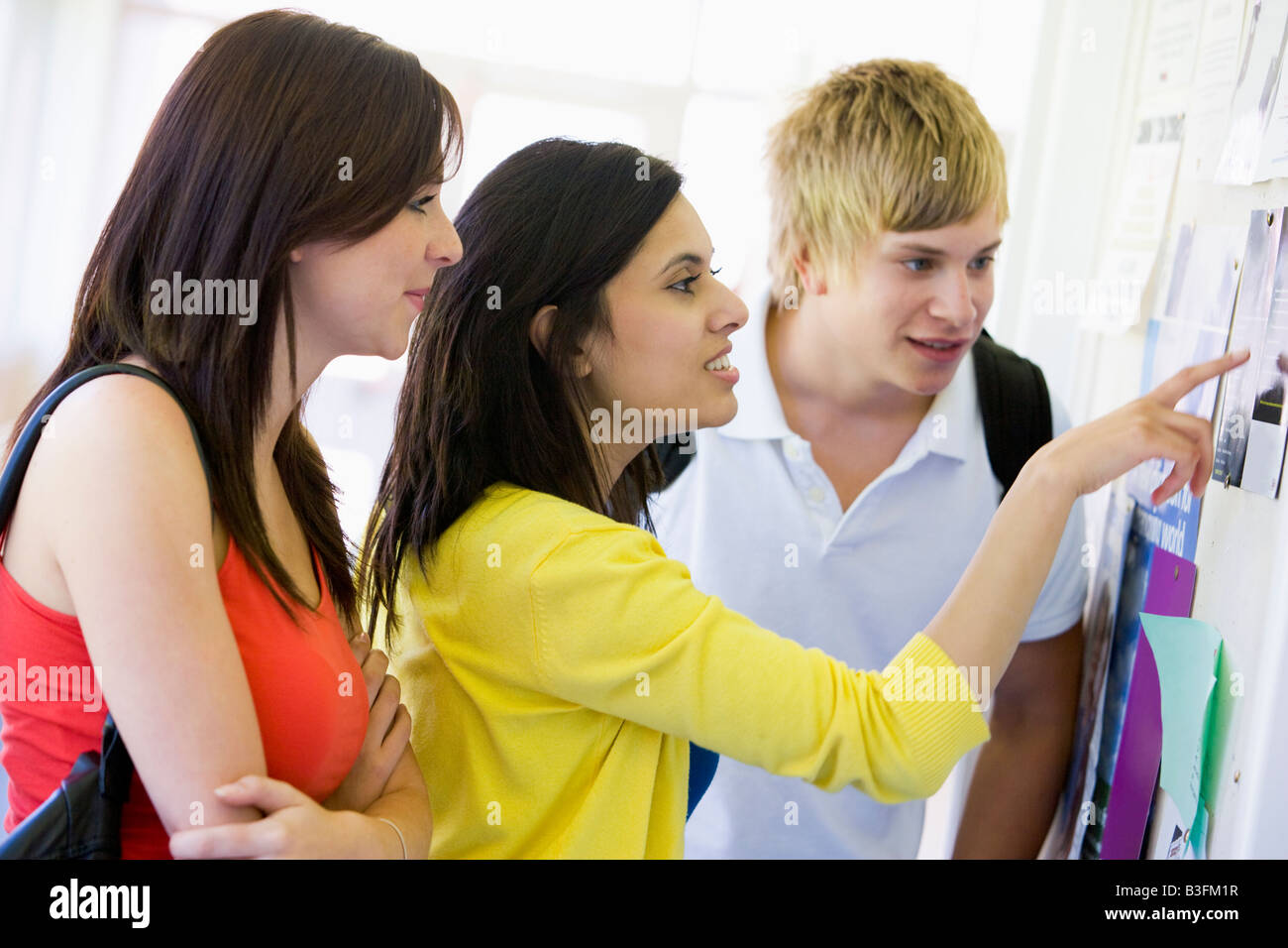Students looking at bulletin board hi-res stock photography and images ...