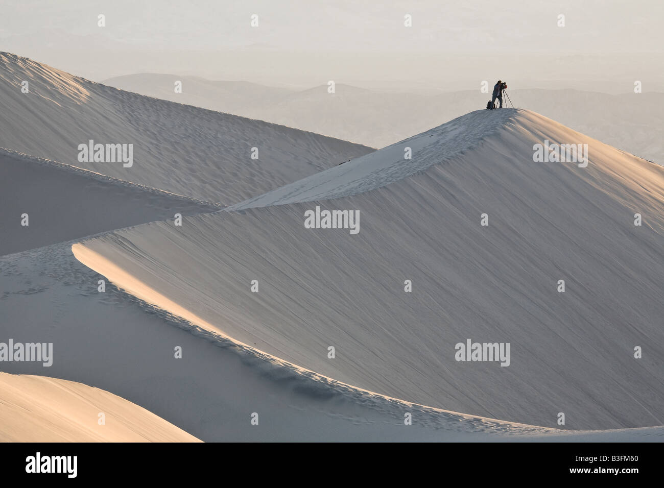 Photographer shooting sand dunes in Death Valley Stock Photo - Alamy