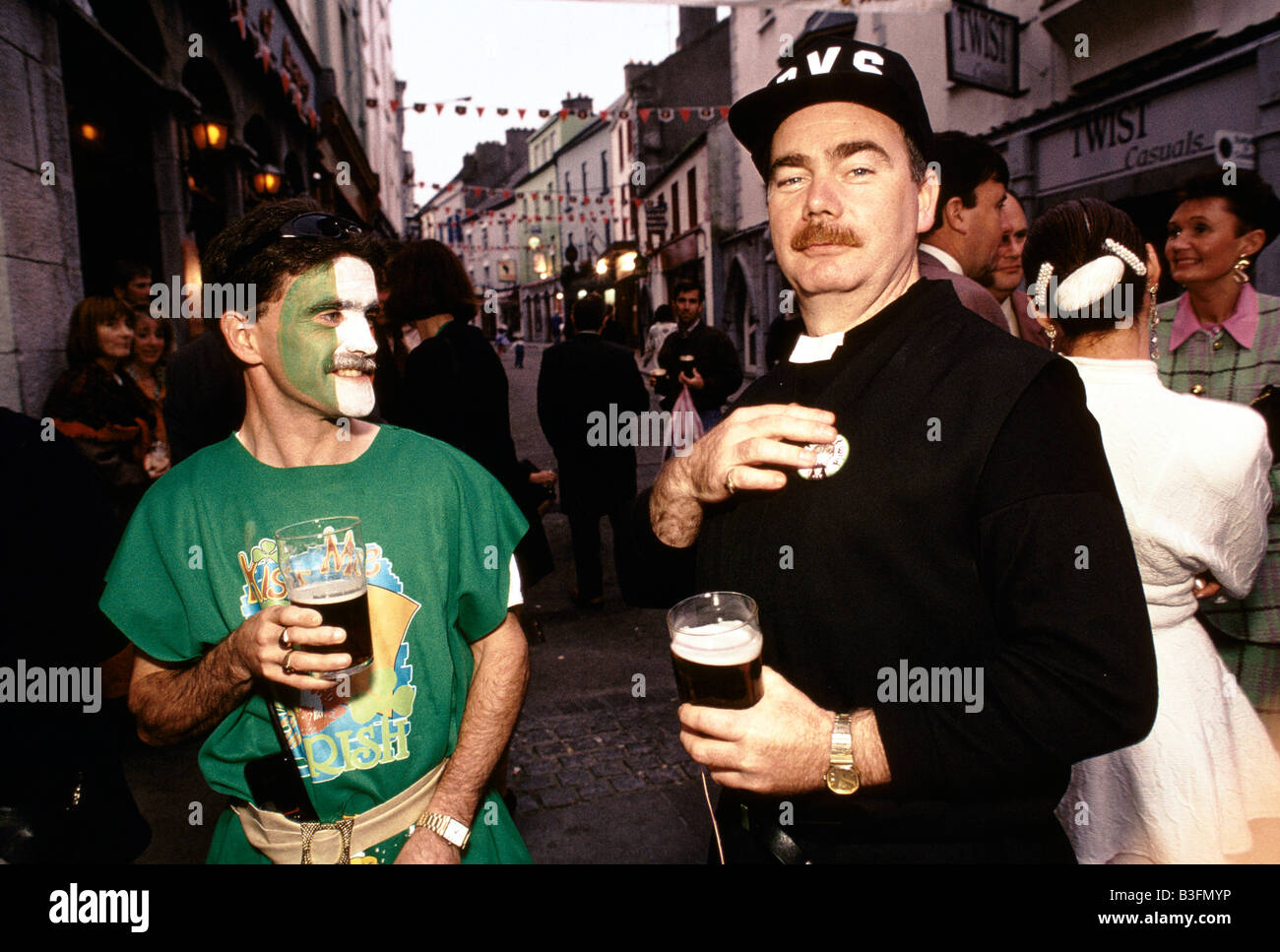 Drinking pints hi-res stock photography and images - Alamy
