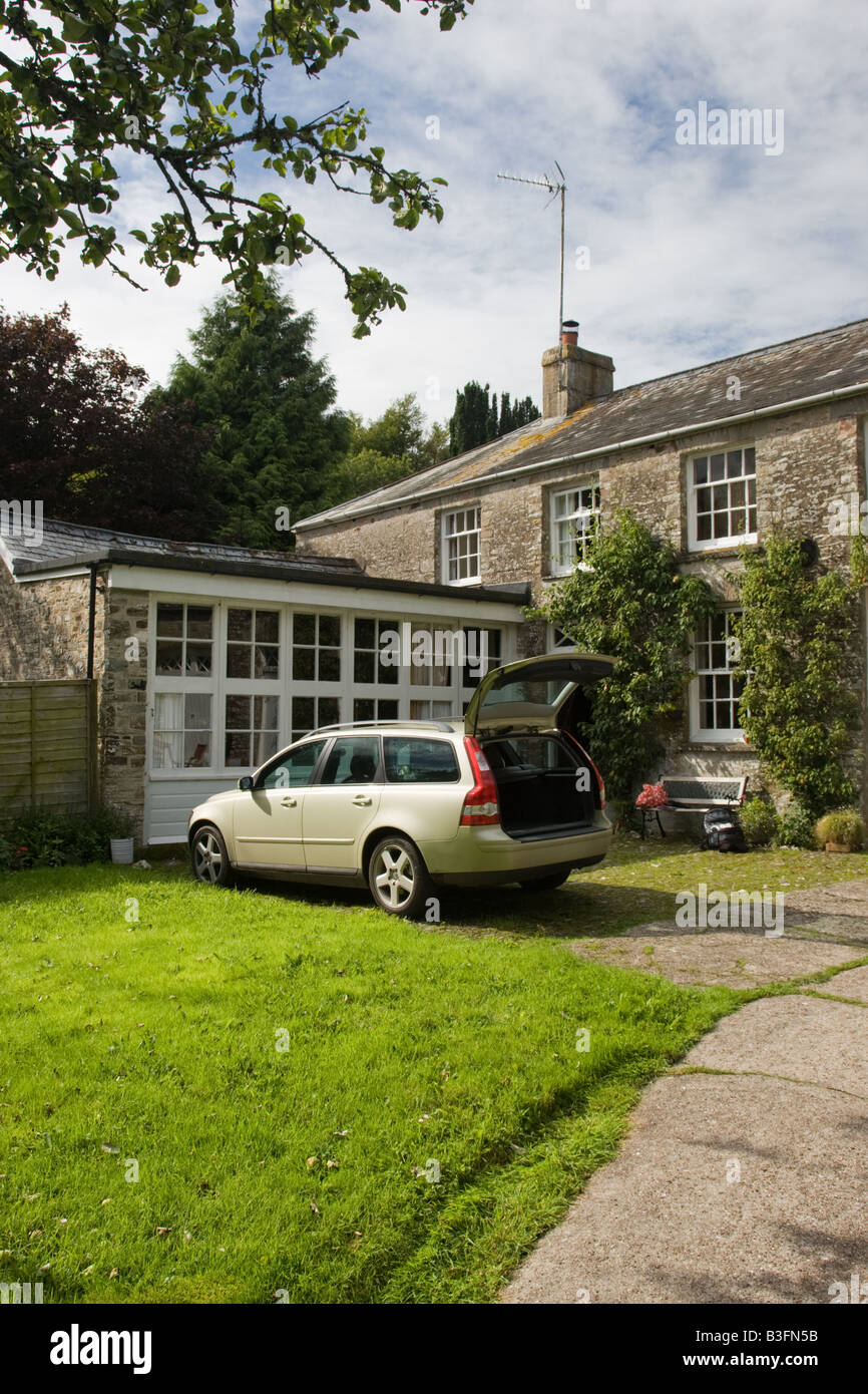 Car outside a cottage hi-res stock photography and images - Alamy