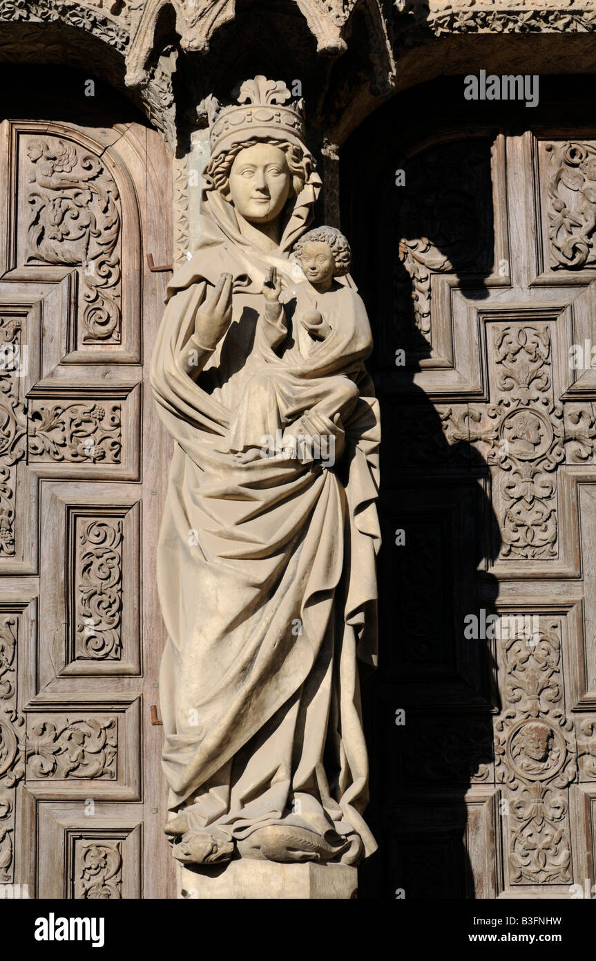 Carved wooden statue virgin mary hi-res stock photography and images ...