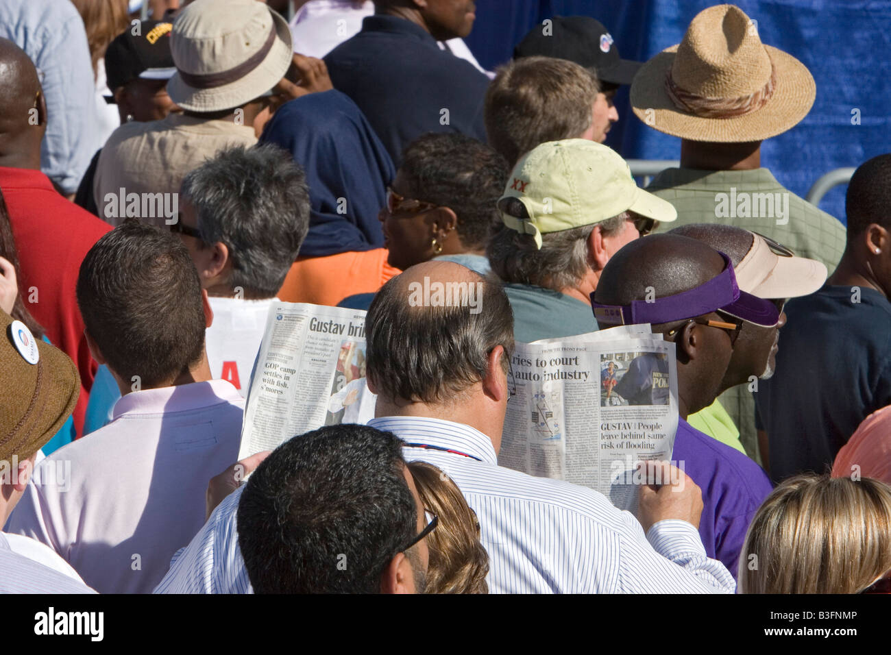 Obama reading newspaper hi-res stock photography and images - Alamy