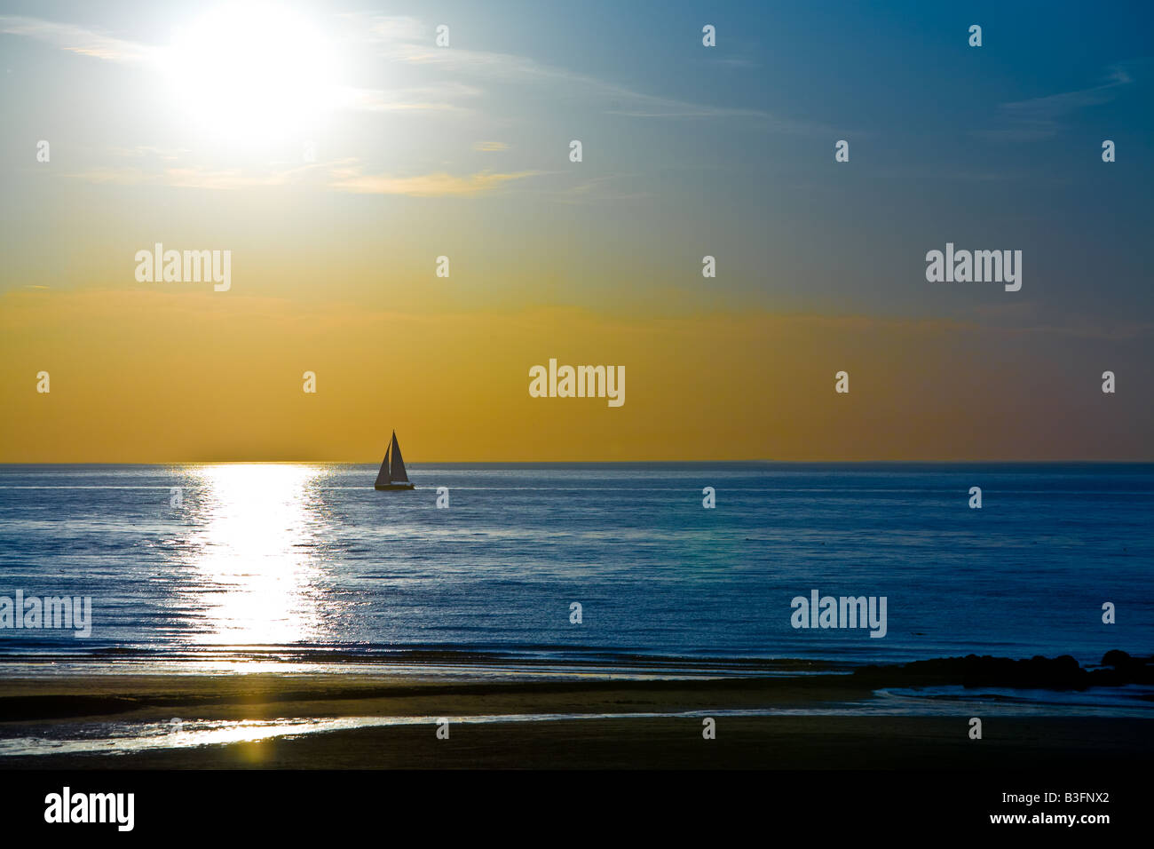 Sunset sea boat hi-res stock photography and images - Alamy