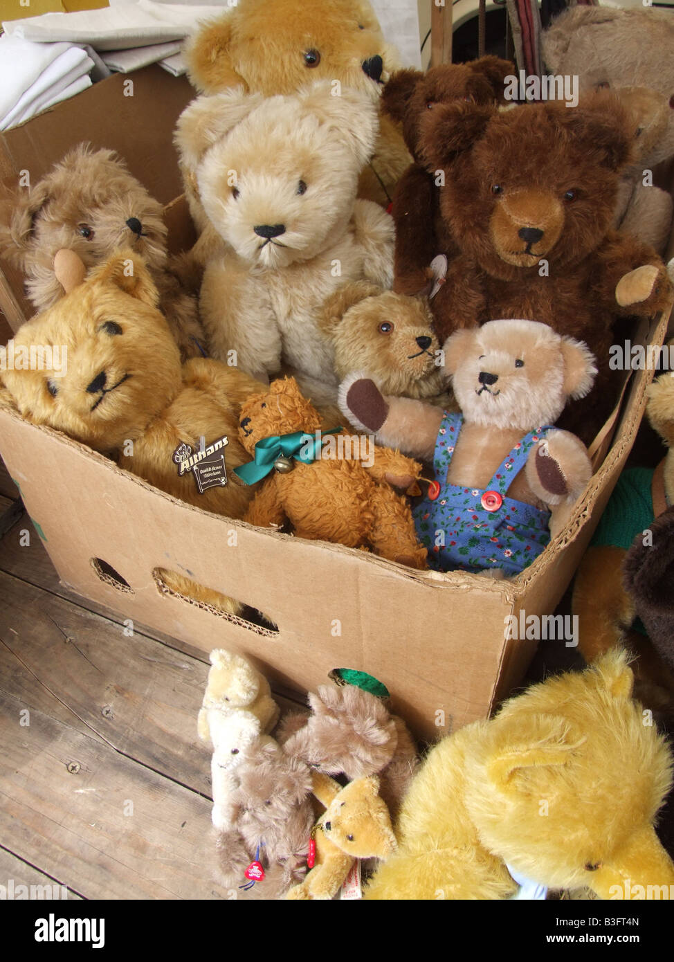 Unwanted gift box hi-res stock photography and images - Alamy