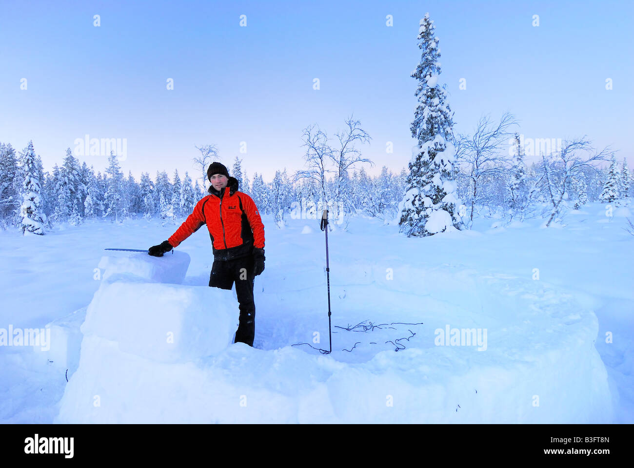 man building a igloo Stock Photo - Alamy