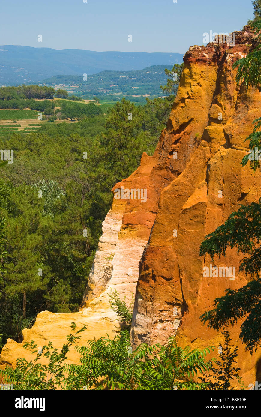 Rousillon provence vaucluse france hi-res stock photography and images ...