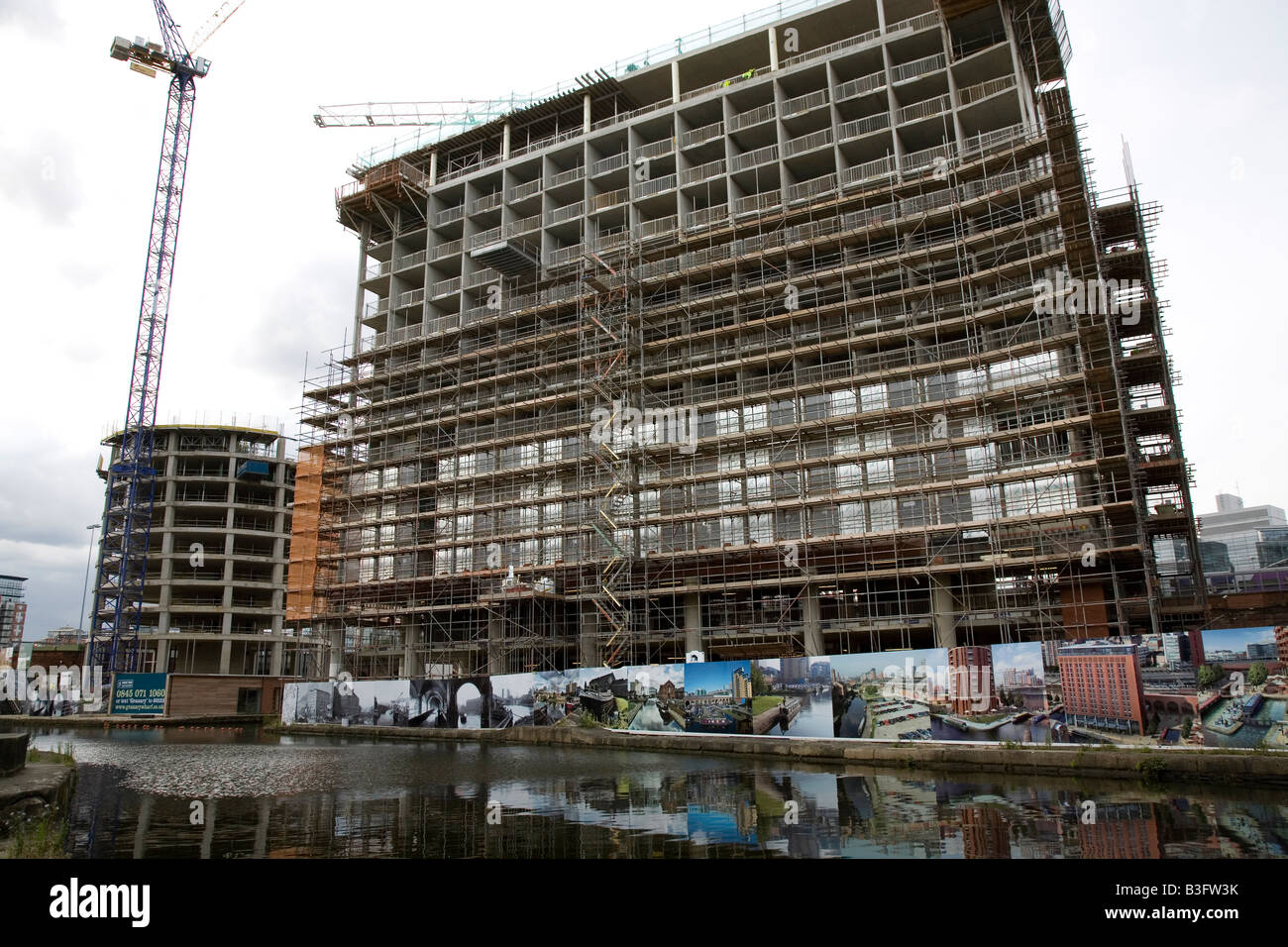 Leeds canal construction hi-res stock photography and images - Alamy