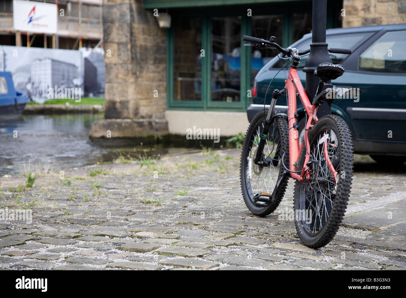 Leeds urban bike hi-res stock photography and images - Alamy